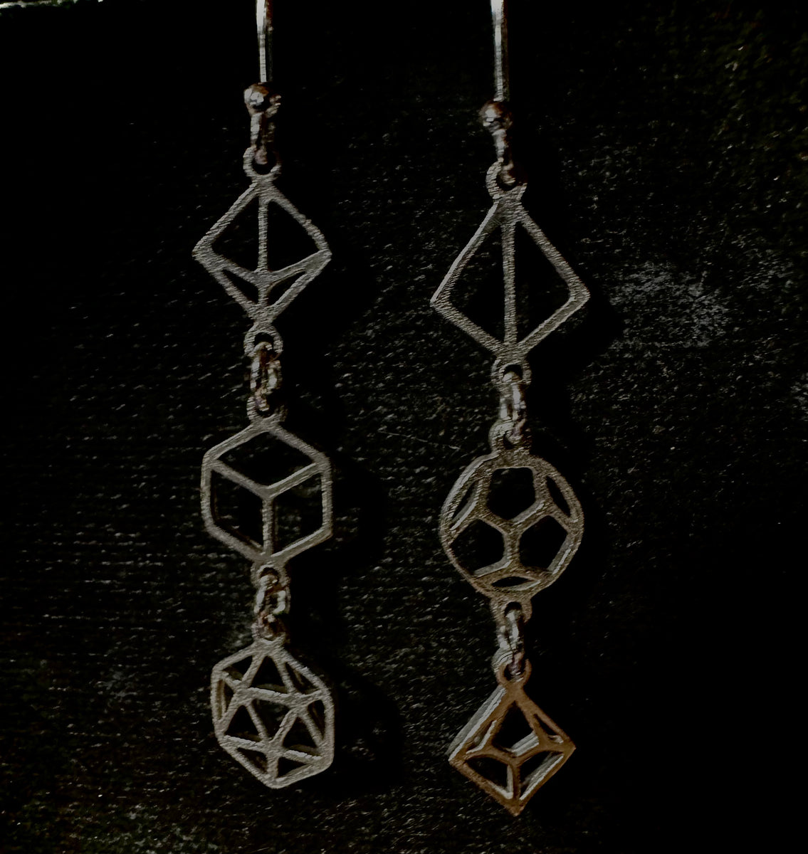 D&D silhouette dice earrings – Kasasagi